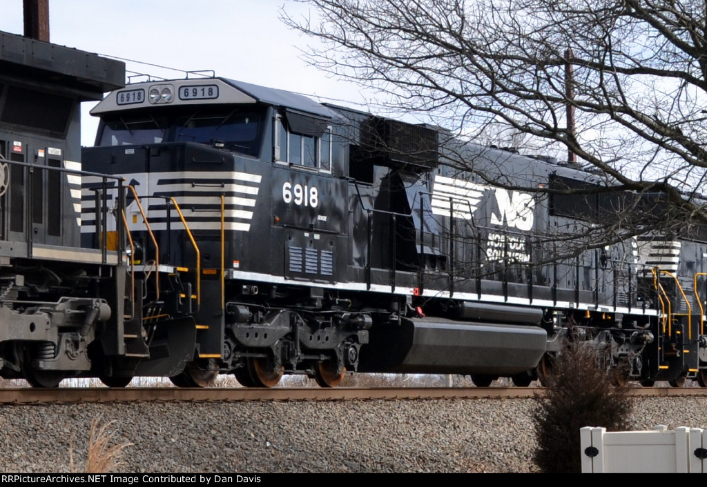 NS SD60E 6918 trails on 20Q